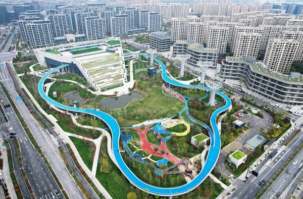700-meter-long sky running track opens