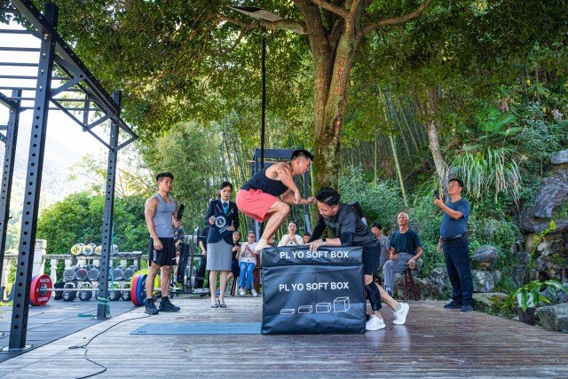 Chinese man sets new Guinness World Record for kneeling jump