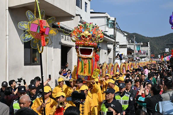 Enjoy Heshang dragon lantern show